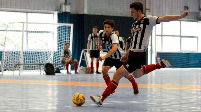 √ 6 Teknik Dasar Futsal beserta Gambar & Penjelasannya